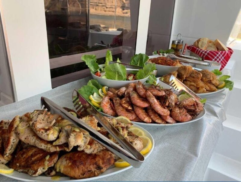 Santorini: Caldera Cruise with Greek Meal and Transfer - Experience Quality and Practicalities