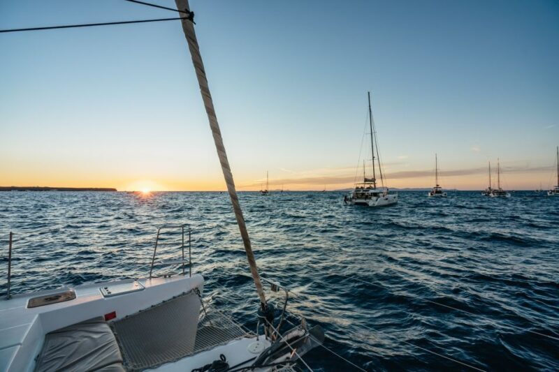 Santorini: Catamaran Caldera Cruise with Meal and Drinks - Key Points