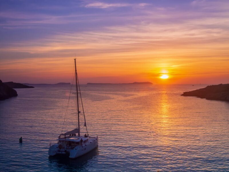 Santorini: Luxury Sunset Cruise with Dinner, BBQ, and Drinks - Key Points
