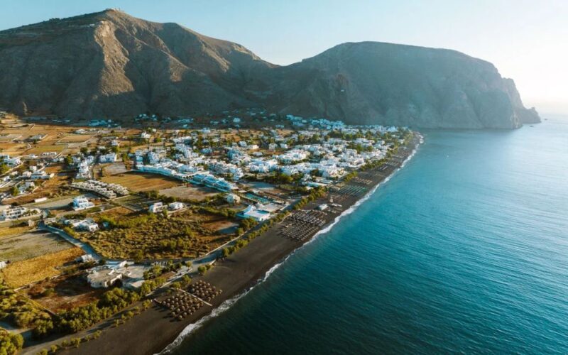 Santorini: Private Guided Tour with Sunset View - Exploring the Santorini Landscape