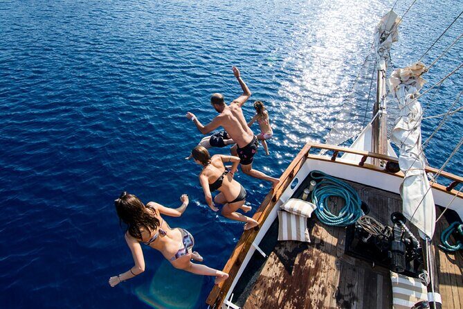 Santorini Sunset Dinner Cruise Including Nea Kameni Visit - Exploring the Itinerary: What to Expect