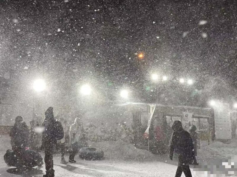 Sapporo: Sounkyo Ice Festival Private Day Trip - Warmth and Refreshments