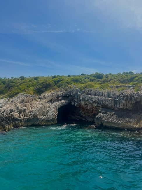 Sarandë Boat Tour with Free Beach Umbrella Access - Key Points