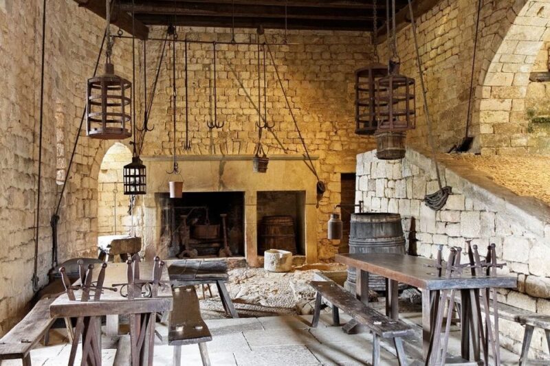 Sarlat : Private tour to Prehistoric Cave + Medieval Castle - Discovering the Prehistoric Past