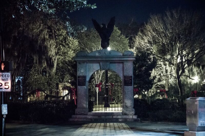 Savannah Terrors: Spirits & Spirits Haunted Pub Crawl - What Makes the Guides Stand Out?