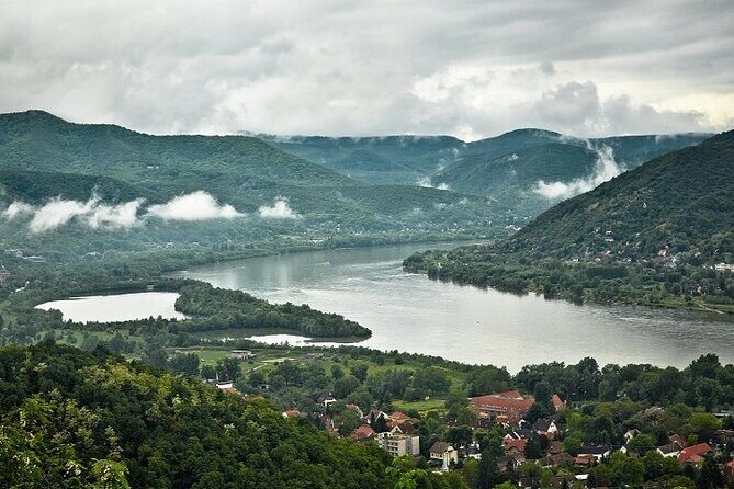 Scenic Danube River bend hills & the Art Town: Private Car Tour - FAQ