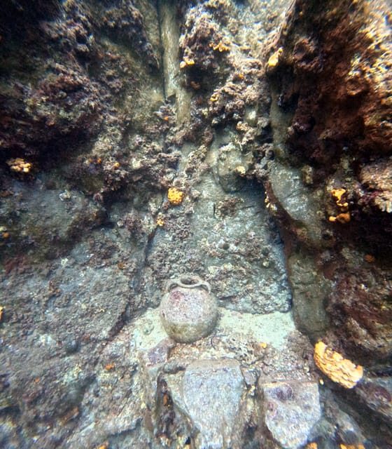 Scuba Diving in the Volcanic Caldera/shorelines of Santorini - Key Points
