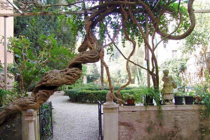 Secret gardens of Venice in the Dorsoduro district with Cichetti tasting - The Cichetti Tasting