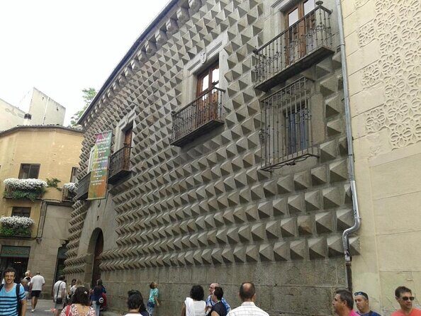 Segovia Scavenger Hunt and Sights Self-Guided Tour - Key Points