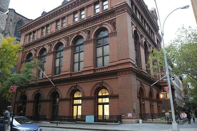 Self-Guided Brooklyn Scavenger Hunt: Elephants Roamed Brooklyn - A Walk Through Brooklyns Hidden Corners with an App-Guided Scavenger Hunt