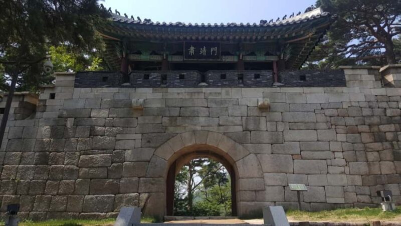 Seoul City Wall Trekking Tour - Key Points