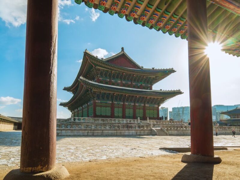 Seoul: Gyeongbok-gung Walking tour with coin lunchbox - Lunch at Tongin Market with Yeopjeon Coins