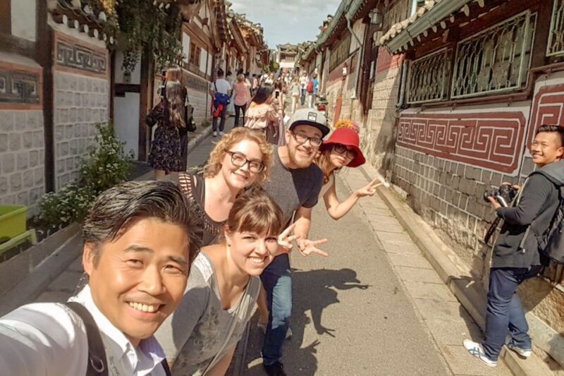 Seoul: Gyeongbok Palace and Bukchon Hanok Walking Tour - Meeting Point and First Impressions