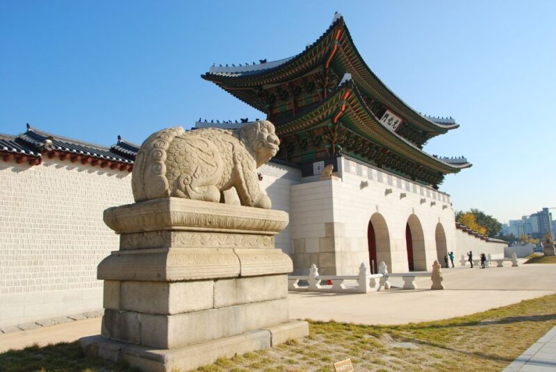 Seoul: Gyeongbok Palace, Bukchon Village, and Gwangjang Tour - Authentic Experiences and Tips