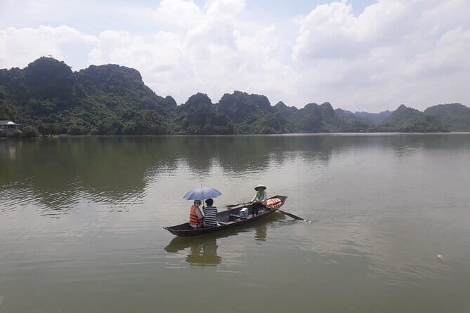 Serene Hanoi Escape: Incense Village & Quan Son Lake Day Trip - Quang Phu Cau Incense Village: A Workshop in Tradition