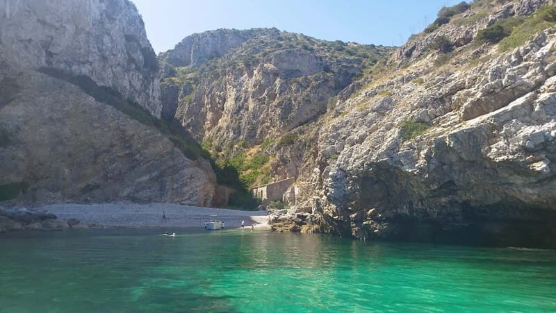 Sesimbra: Sesimbra by Boat - Blue Sea and Hidden Caves - The Experience from the Traveler’s Perspective