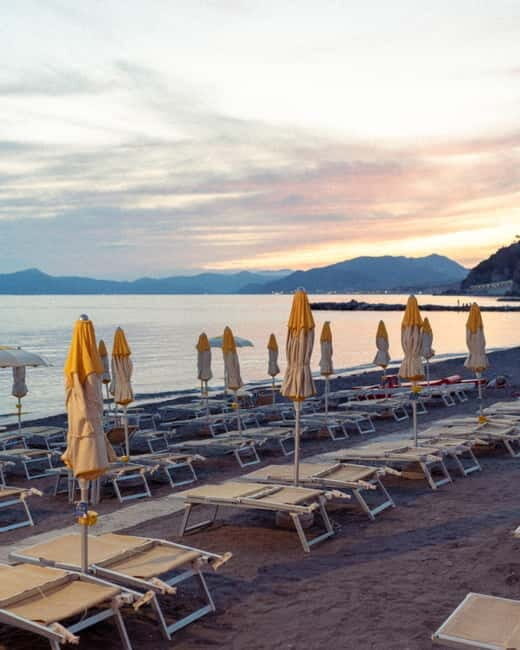 Sestri Levante: Beach day with sunbeds and umbrella - sector 3 - Key Points
