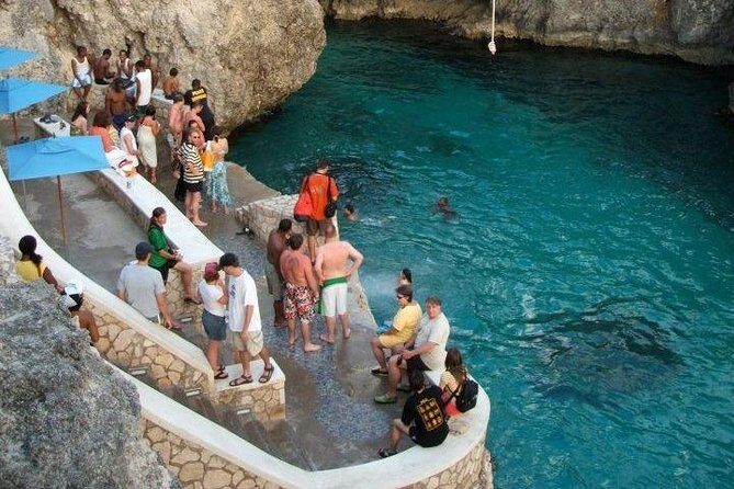 Seven Mile Beach and Ricks Cafe Private Tour. - Key Points