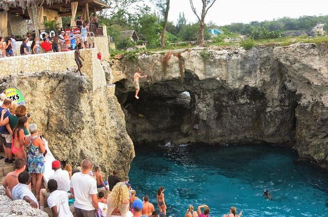 Seven Mile Beach and Ricks Cafe Private Tour - Authentic Experiences and Tips