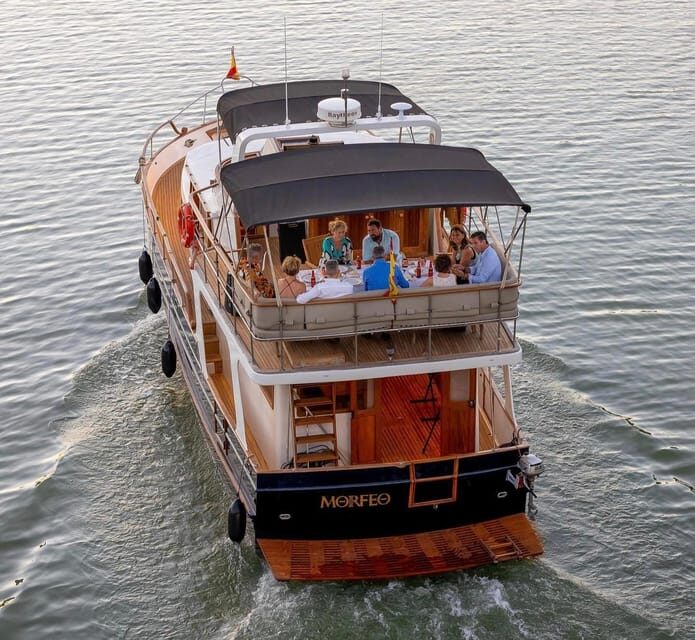 Seville: crossing the Guadalquivir River by yacht - Key Points