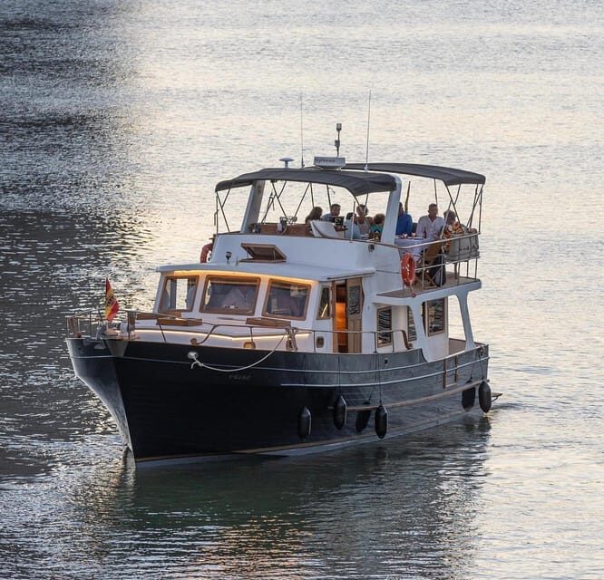 Seville: crossing the Guadalquivir River by yacht - Gastronomy on the Water: Tapas and Drinks