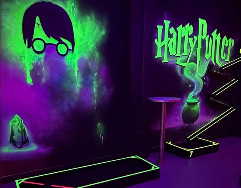 Seville: Indoor UV 18 hole Minigolf Experience - Introduction