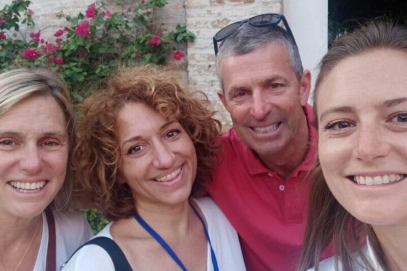 Seville: Private or Shared Group Highlights Walking Tour - Discovering Santa Cruz and Other Hidden Corners