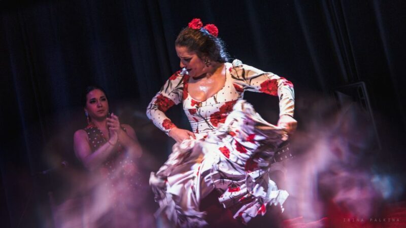 Seville: Traditional Flamenco Show in Triana - The Music and the Finale