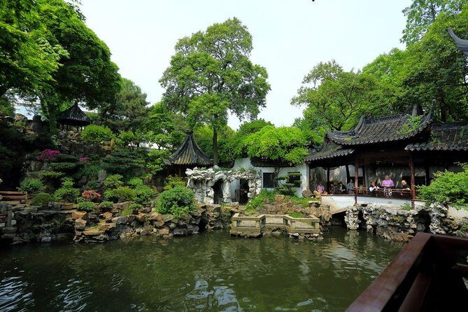 Shanghai Half Day Bus Tour: Yu Garden, Bund, Nanjing Road, Confucius Temple - First Stop: Yu Garden (Yuyuan)