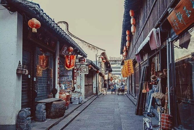 Shanghai Layover Tour to Xinchang Water Town with City Highlights Option - Adding the City Highlights: The Best of Shanghai in a Half-Day