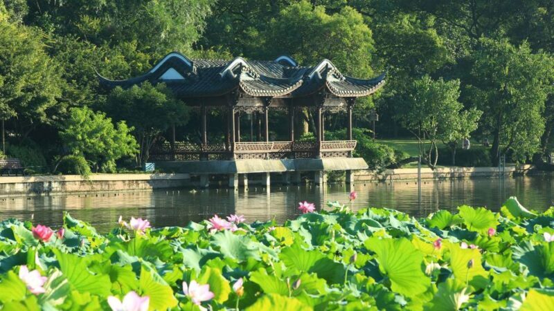 Shanghai: Private Guided Tour to Hangzhou by Bullet Train - West Lake: The Heart of Hangzhou