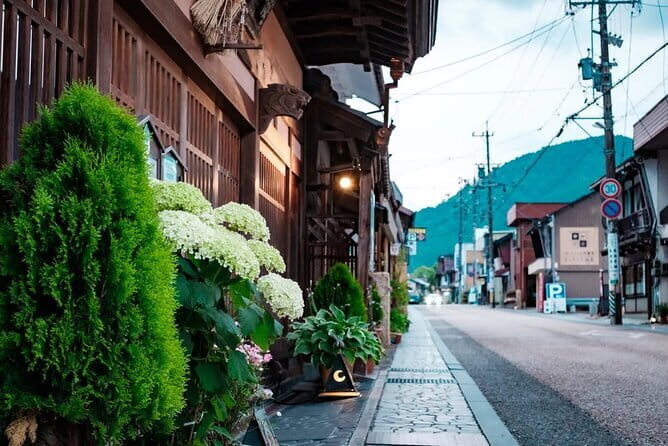Shirakawago Gujo Hachiman & Hida Takayama Day tour from Nagoya - Key Points