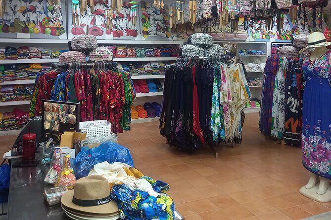 Shopping or souvenirs in Plaza Bávaro - Authenticity and Value