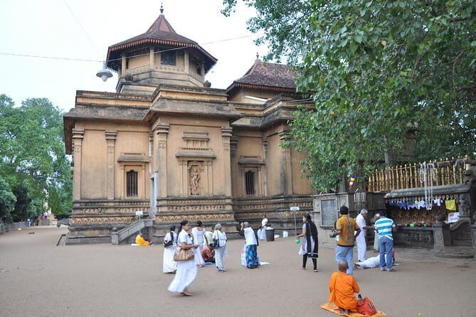 Shore Excursion Colombo Port to Kelaniya Temple & Colombo City for 7 to 12 Pax - Key Points