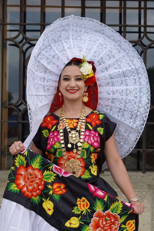 Show off your beauty wearing a typical Oaxacan costume + photo session - Show off your beauty wearing a typical Oaxacan costume + photo session