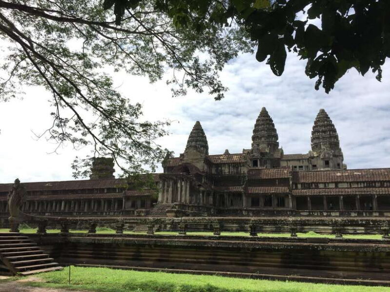 Siem Reap: Angkor Wat Half-Day Trip with Local Guide - Key Points