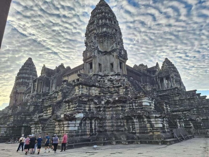 Siem Reap: Angkor Wat Small-Group Day Tour - Exploring the Temples of Angkor: What to Expect