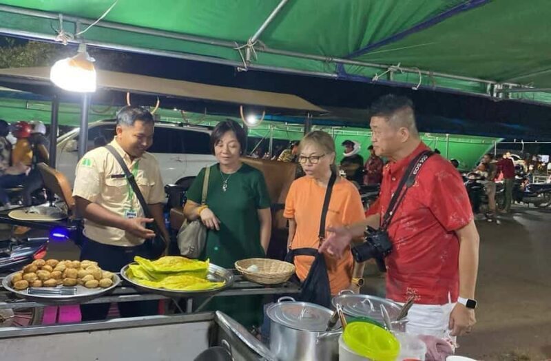 Siem Reap: Evening Street Food Tour by Tuk-Tuk - Market Exploration and Exotic Tastings
