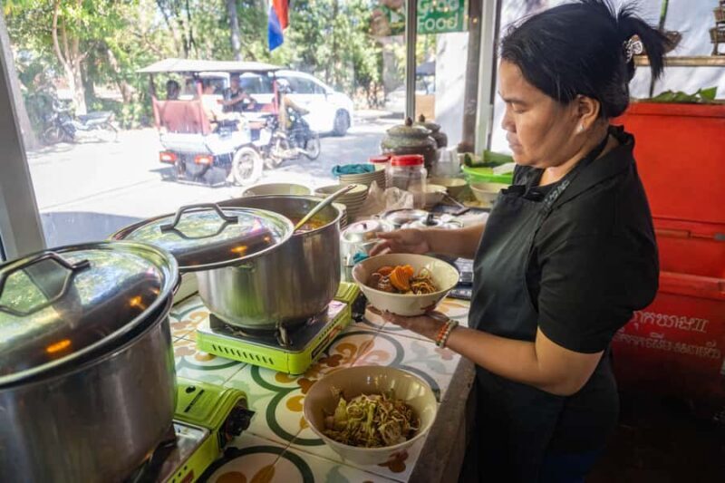 Siem Reap: Morning Food Tour, Market Walking & Street Art - Savoring Nom Banchork and Cultural Insights