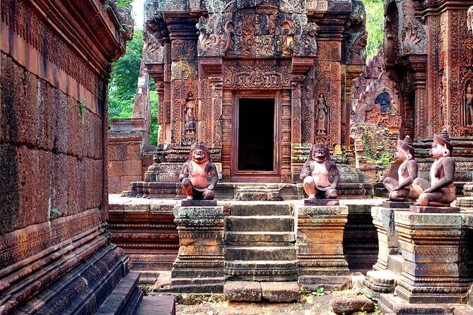 Siem Reap to Phnom Penh Journey 5 Day Cambodia Heritage Tour - Starting in Phnom Penh: A Mix of Majesty and Memory