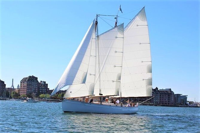Sightseeing Day Sail around Boston Harbor - An In-Depth Look at the Boston Harbor Day Sail