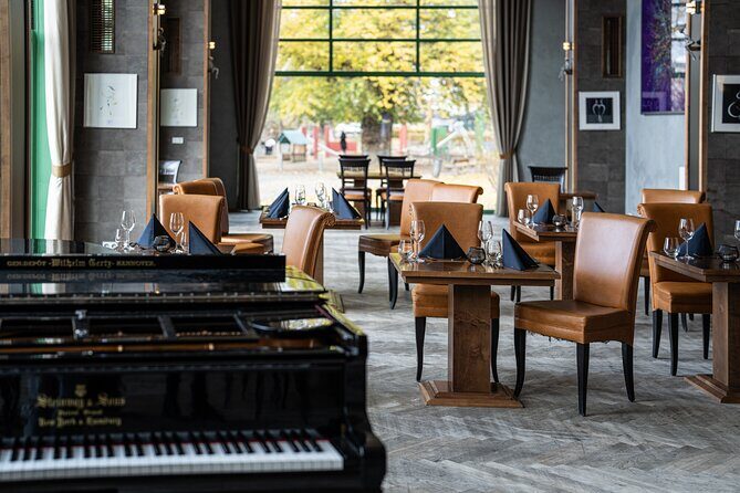 Sinatra Tribute Show and Dinner Experience in Manes - Who Should Book This Experience?