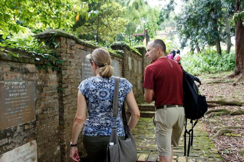Singapore 2.5-Hour Walking Tour: Graves, Guns & Battles - Key Points
