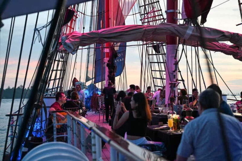 Singapore: Christmas Dinner Cruise on Royal Albatross - Key Points