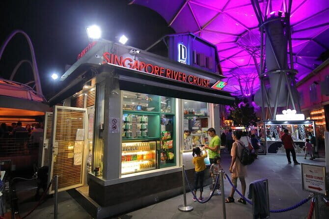 Singapore River Cruise with Two Way Return Transfer - A Well-Balanced Look at the Experience