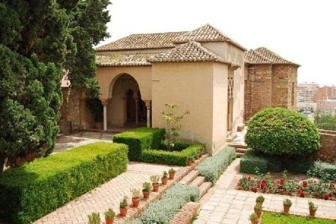 Skip the Line: Private Alcazaba & Gibralfaro with Nasrid Palaces - Exploring the Alcazaba of Malaga: A Moorish Fortress to Remember