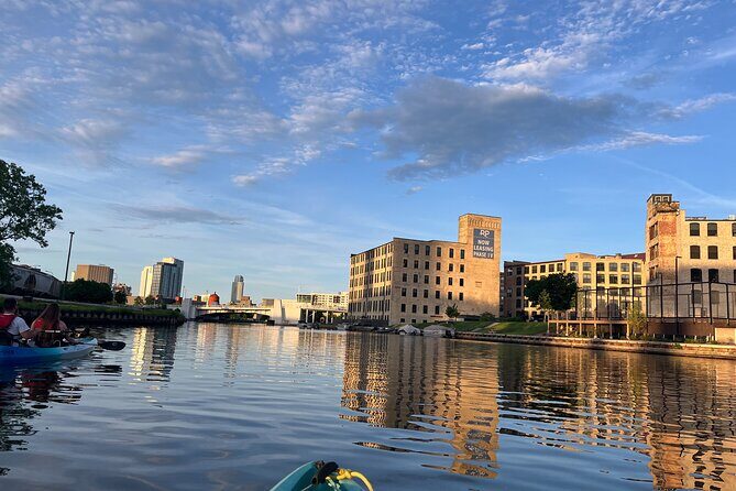 Small Group Kayak Tour of Skyline in Milwaukee - An Authentic Look at the Milwaukee Skyline by Kayak