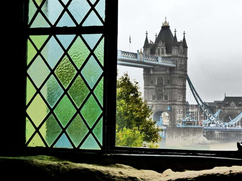 Small Group Tower of London, Crown Jewels & White Tower Tour - Exploring the Tower Grounds
