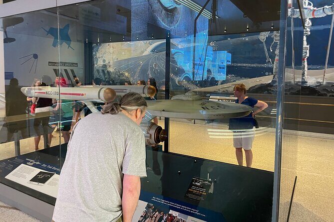 Smithsonian Highlights Walking Tour w/ Reserved Air & Space Entry - The Guides: Knowledge and Personal Touches