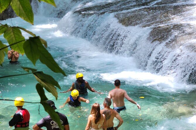 Sonador Falls: Water Adventure & Dominican Feast - Food and Hospitality: A Taste of Dominican Culture